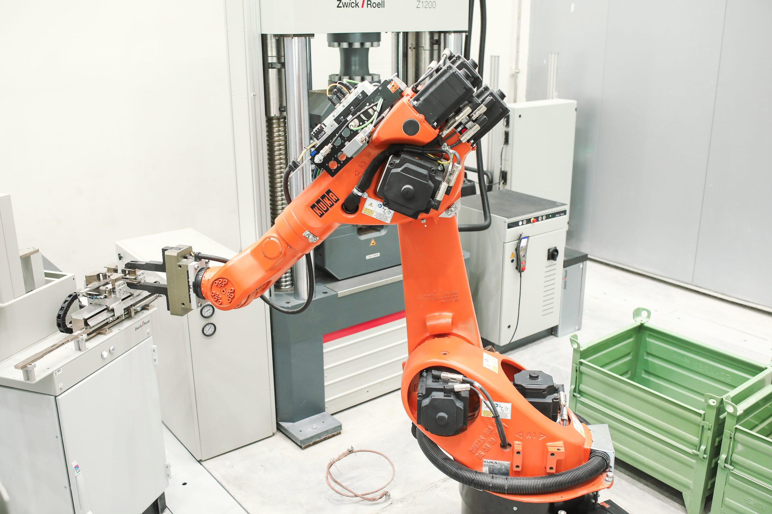 Llega robot KUKA al laboratorio del Centro Industrial Ternium