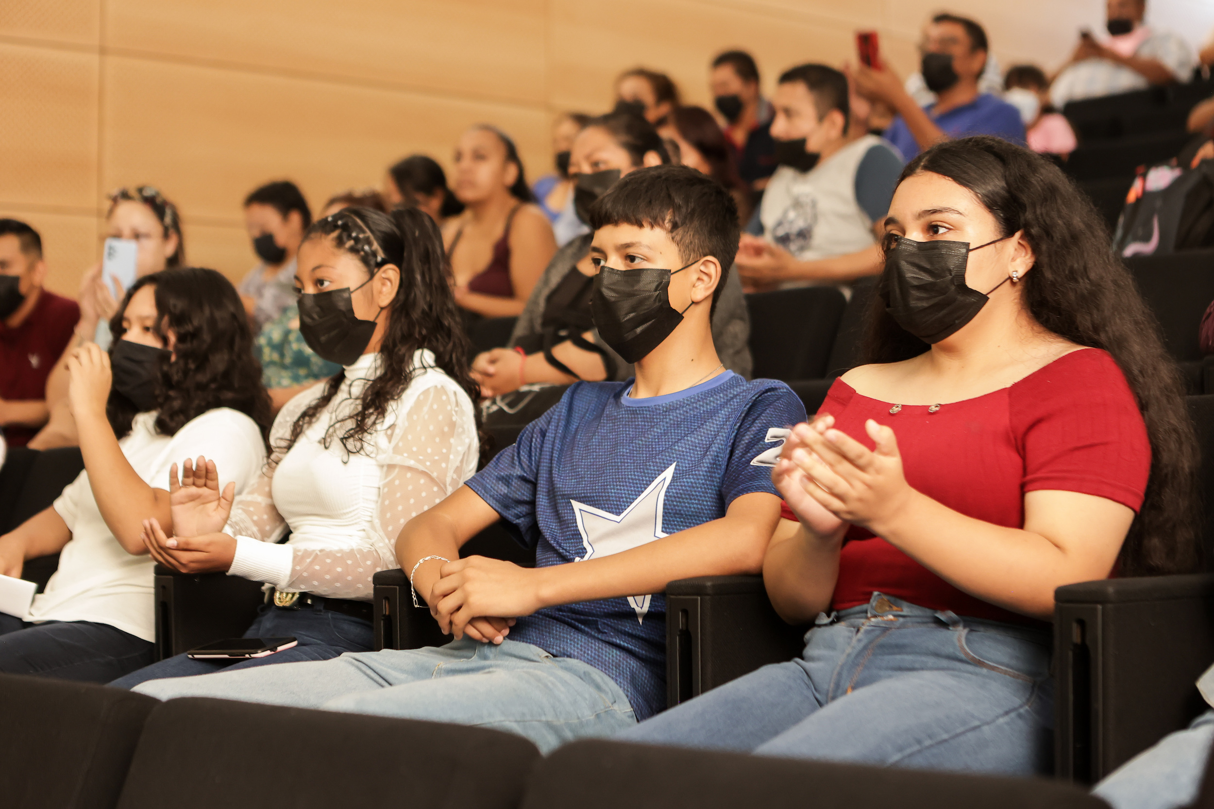 Ternium entrega más becas a estudiantes de Pesquería